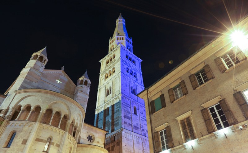 Ghirlandina illuminata di blu per la Giornata mondiale dell'acqua ...
