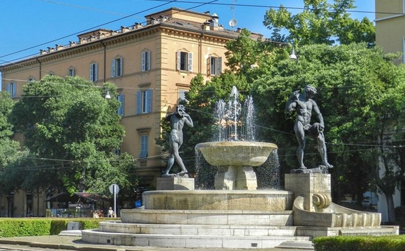 La fontana del Graziosi si illumina di blu - Comune di Modena